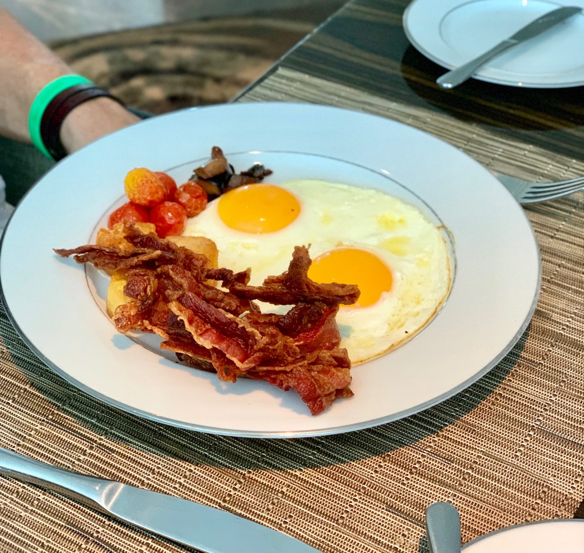 Keto-Frühstück: Spiegeleier mit Bacon - SuperMenU